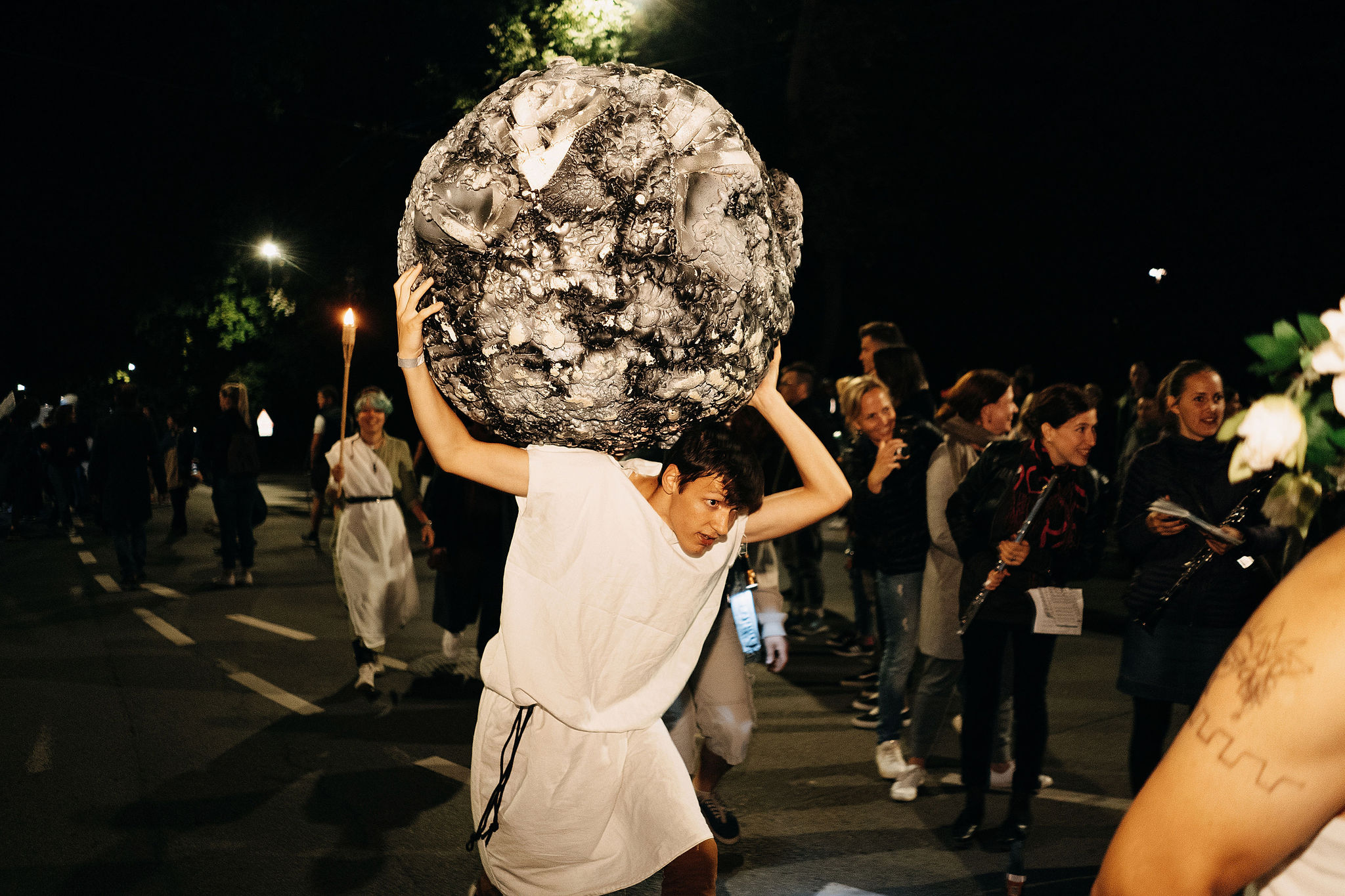 Kopti į kalną atbulomis? „Fluxus festivalyje“ ir tai – įmanoma ...