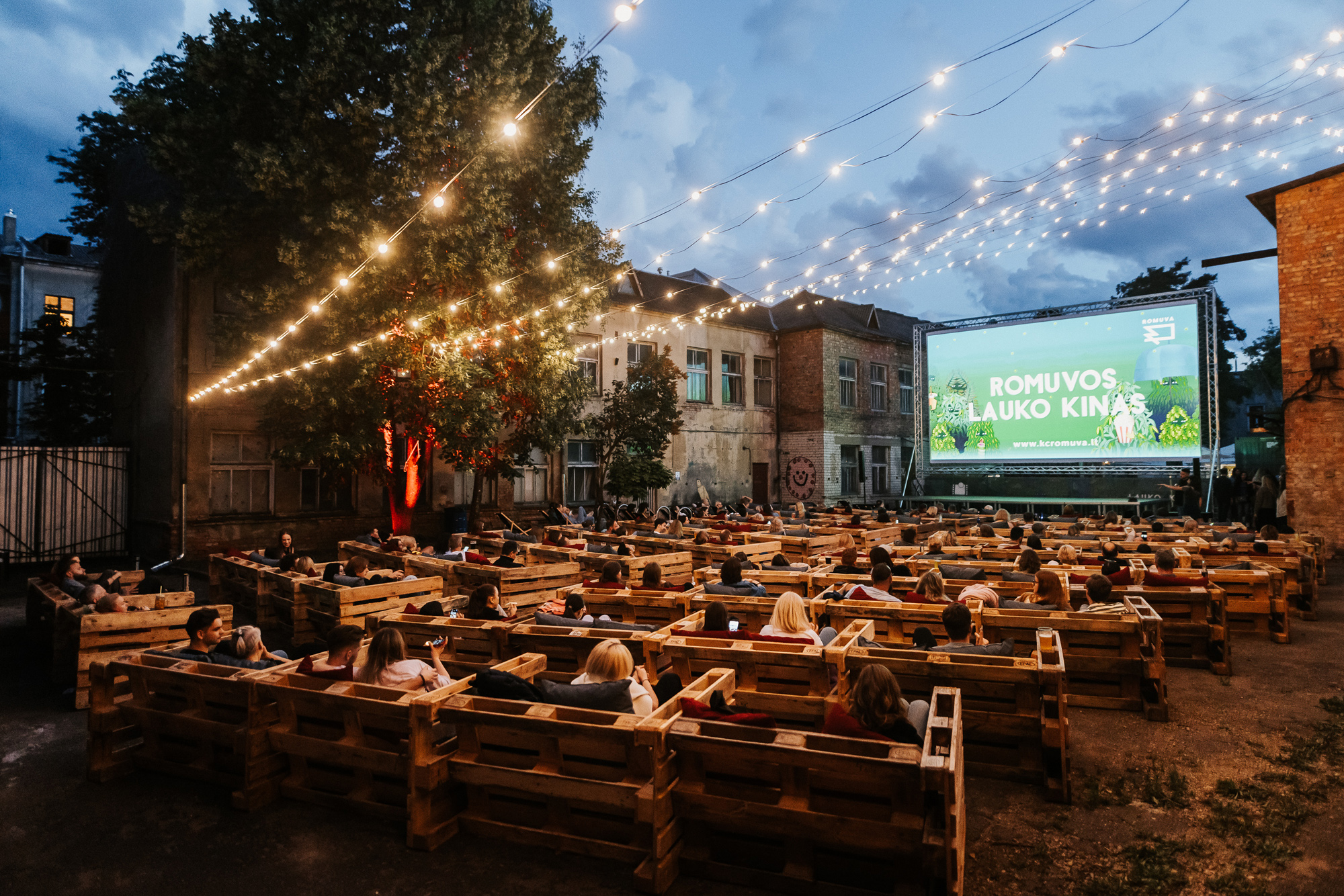 „Romuvos“ lauko kinas jau kviečia į seansus po žvaigždėtu dangumi ...