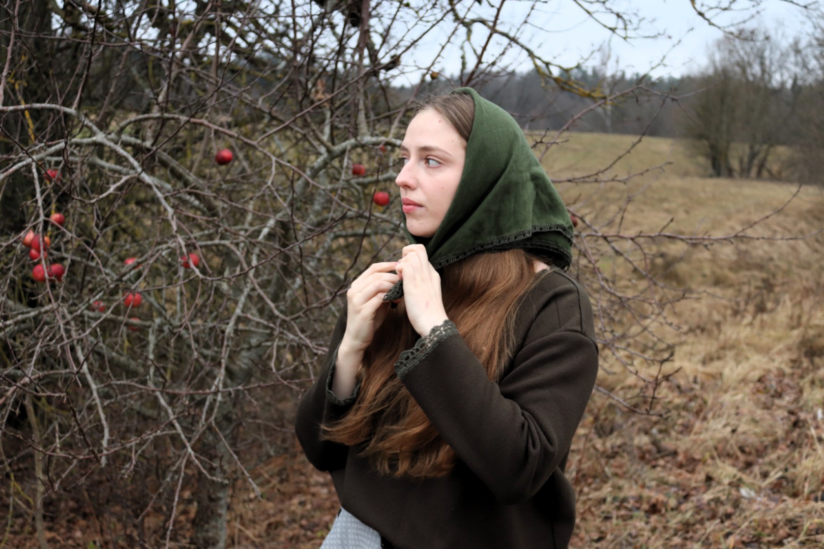 Mados inžinerijos studentė atsigręžė į šeimos istoriją: kolekcija „Gintus“ įkvėpta prūsiškų ...